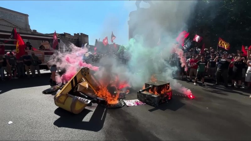 Proteste al ministero dei Trasporti: letame in strada e simboli ...